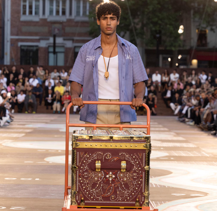 Balmain, Vuitton, Prada : le luxe à l'épreuve du pluralisme culturel